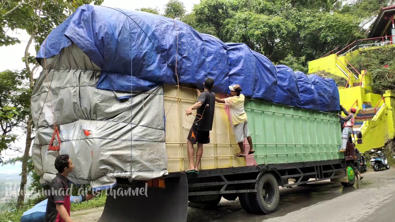 Truk perkasa#truk era 90an masih kuat nanjak di pendakian - YouTube