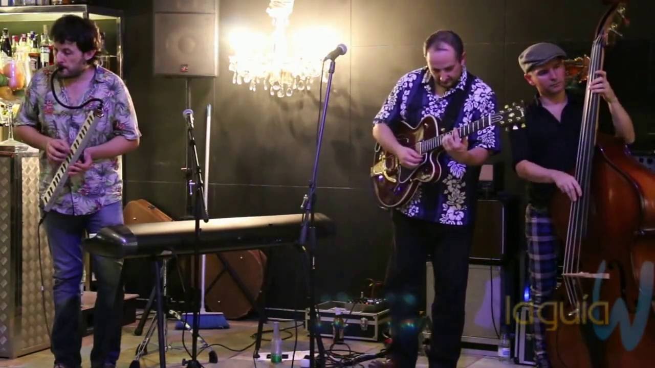 Leo Band en Oasis las Palmeras Versioneando un clásico - YouTube