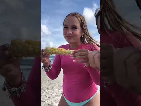 Gio e Maria Antônia valadão na praia 