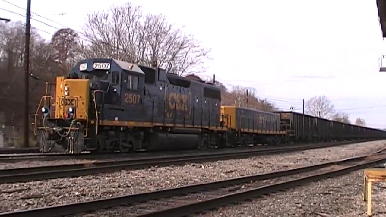 CSX Yard Crew Switches Out Coal Hoppers - YouTube