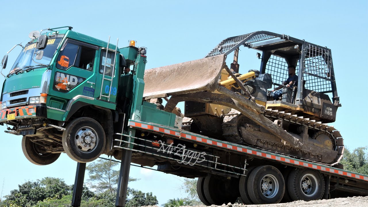 Fuso Self Loader Truck Transporting Bulldozer Compactor - YouTube