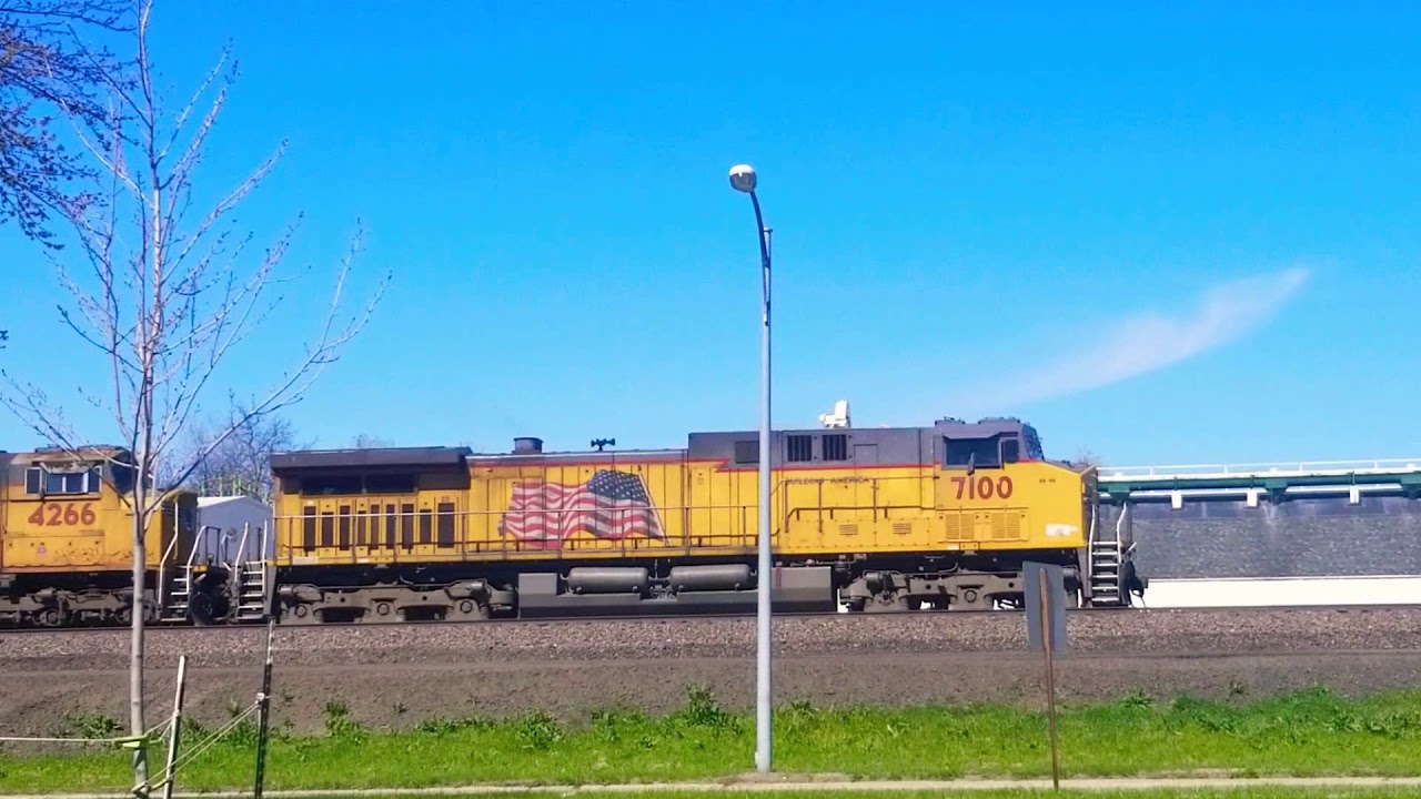 UP 7100 LEADING, 4266, 5054, AND 5867 EASTBOUND ON THE OMAHA ...