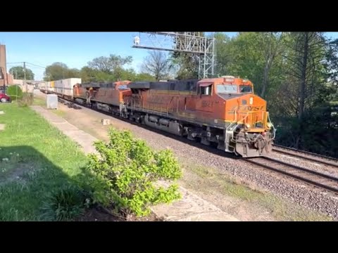 BNSF 6921 leads a intermodal train through Rochelle il - YouTube