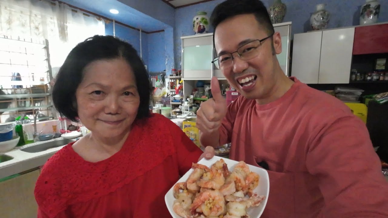 Mom's Chinese Garlic Prawn Recipe 蒜蓉煎虾 - YouTube