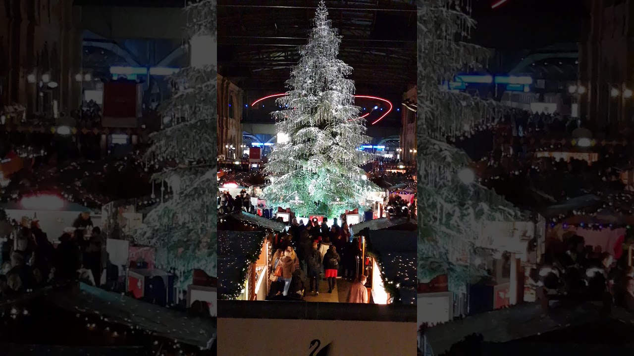 THE TRADITIONAL OF THE SWAROVSKI CHRISTMAS TREE 2017 ZüRICH SWITZERLAND ...