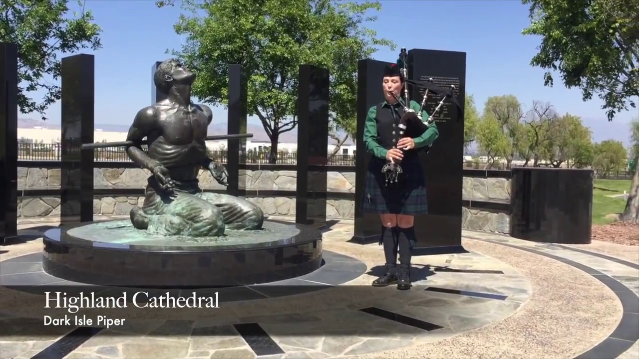 Dark Isle Bagpiper: Riverside National Cemetary - YouTube
