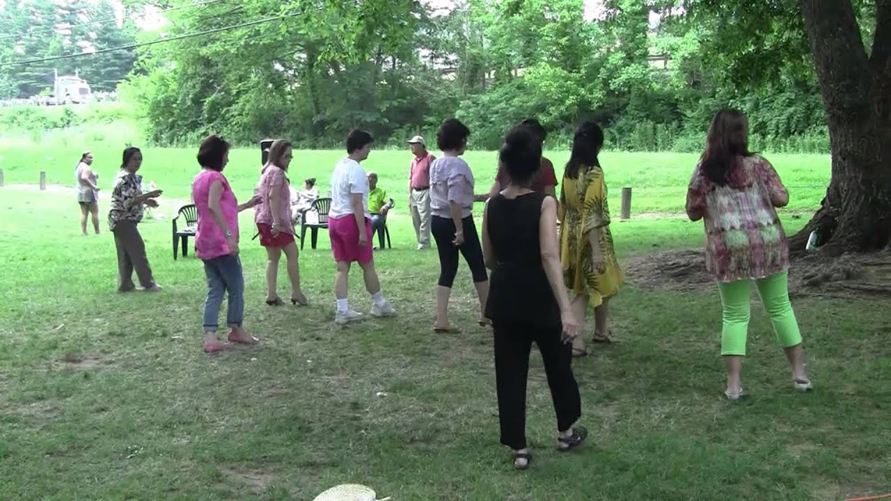 Line Dance Mueve Tu Cucu Filipinos In the park.. passion in line ...