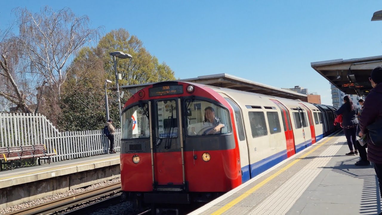 Mind The Gap Between Train and platforms || Piccadilly Line || London ...