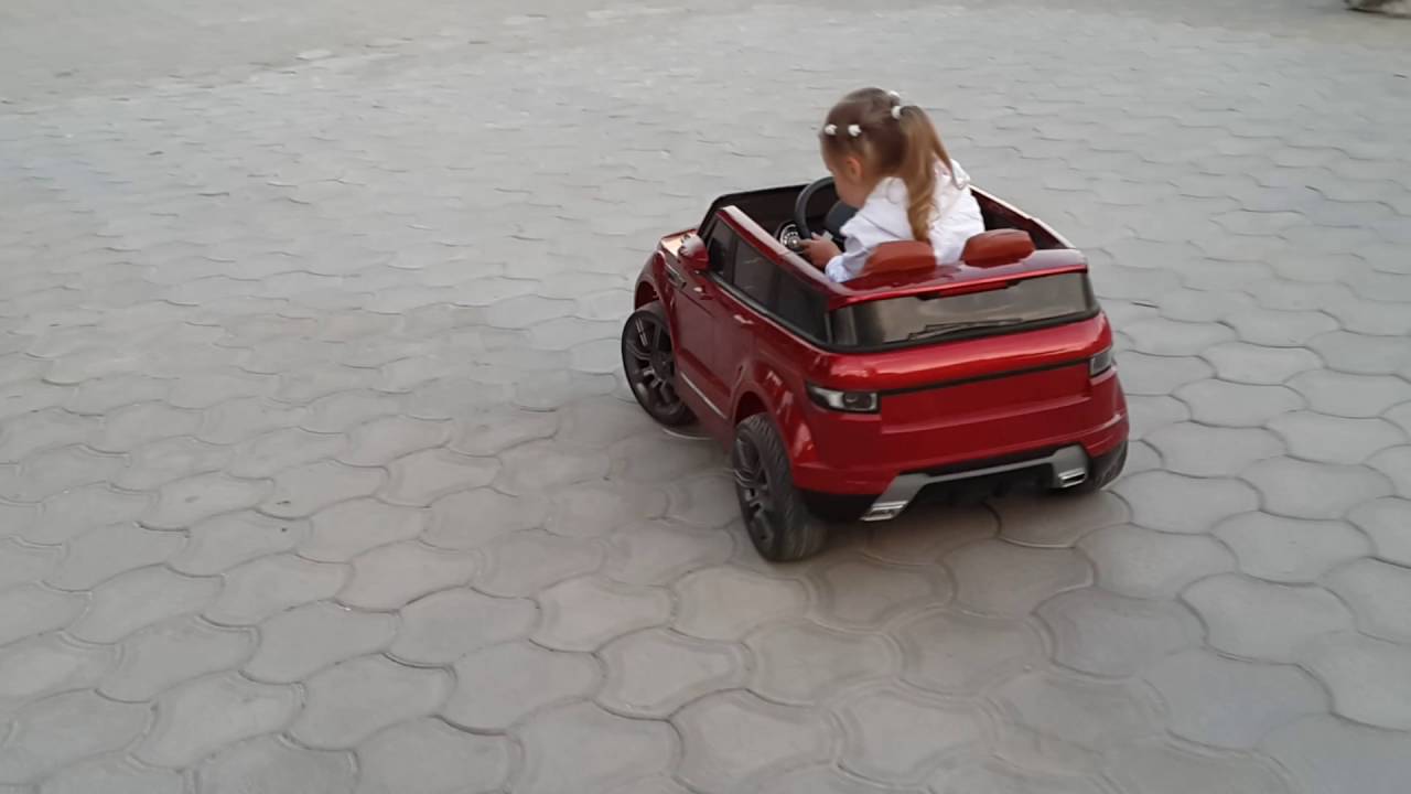 Соня катается на электромобиле красном Range Rover Sonia rides on the ...