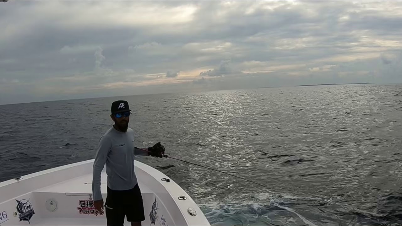 Pulling a tuna from 200m deep - YouTube