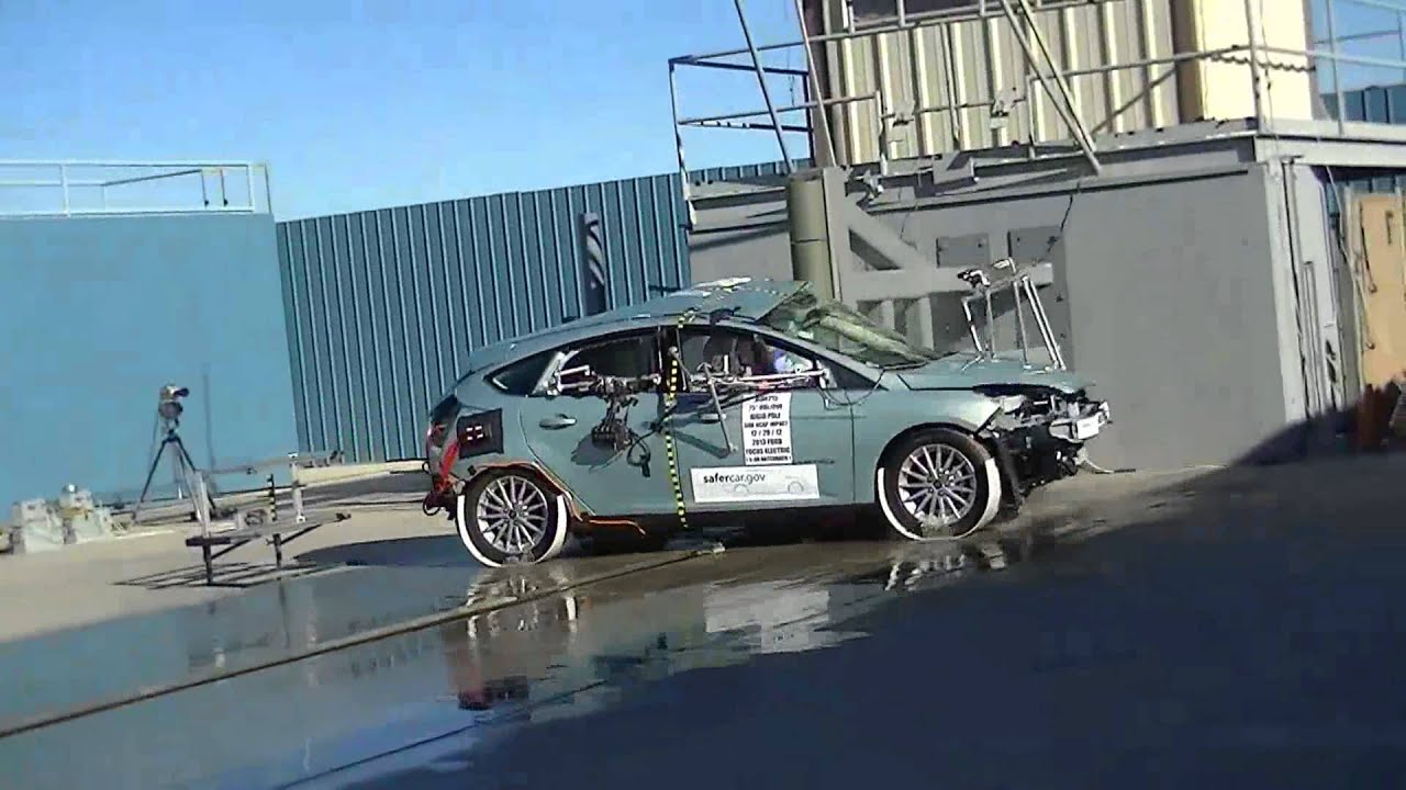 2013 Ford BEV 5DR Hatchback - Pole Impact Test - YouTube