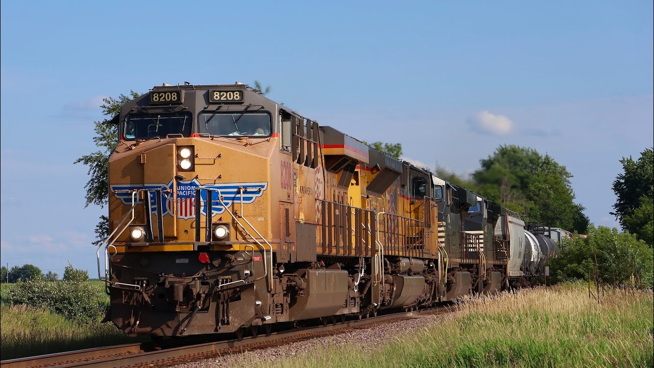 UP 8208 Leads a Very Fast UP MCHAL near Friesland, WI! UP Adams Sub ...