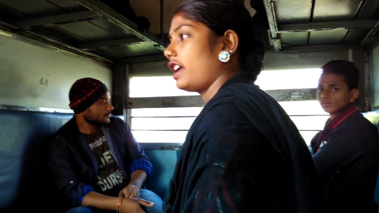 इस लड़की को देखिये कैसे - India Got Talent Girl Singing On Local Train ...