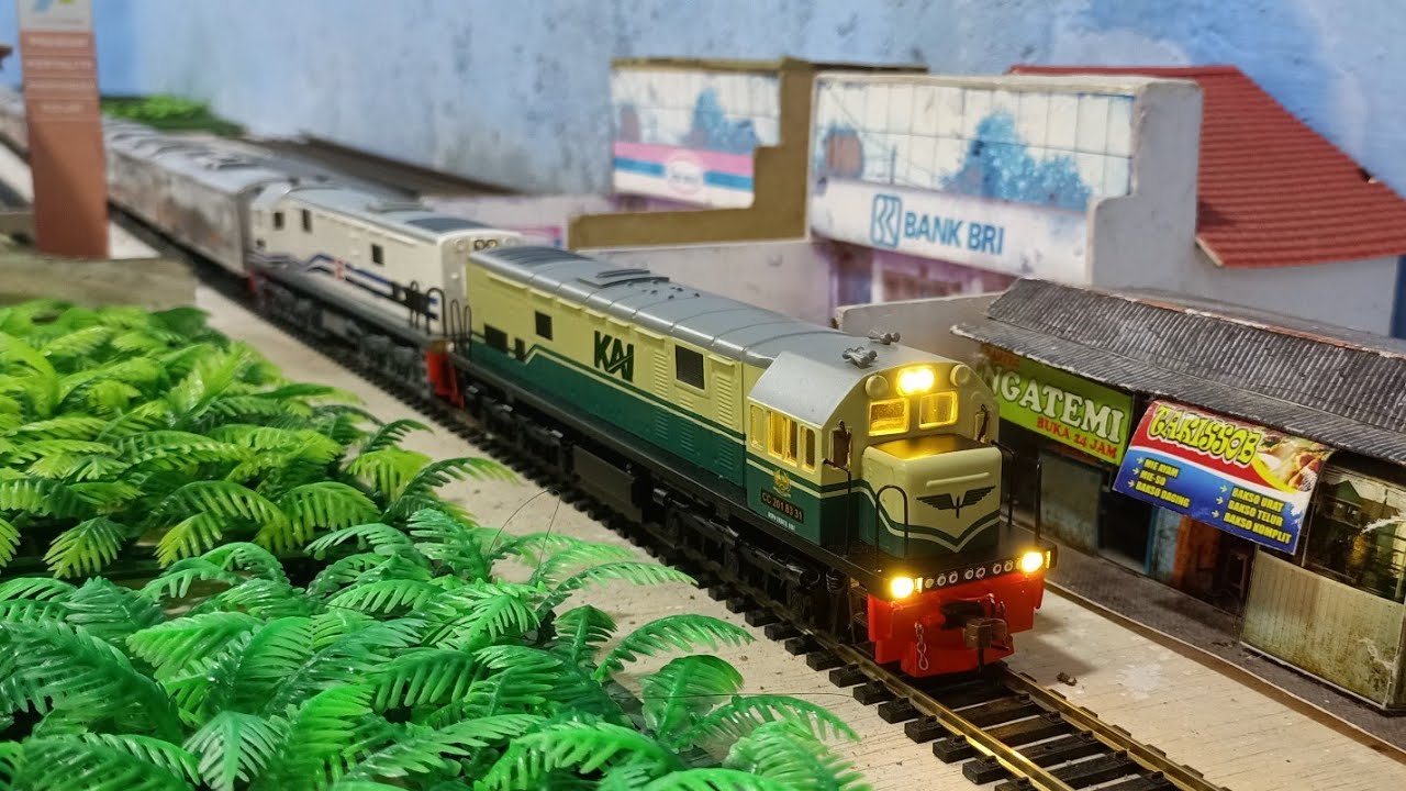 Parade Kereta Api Indonesia bergerbong panjang Lokomotif CC201 Double ...