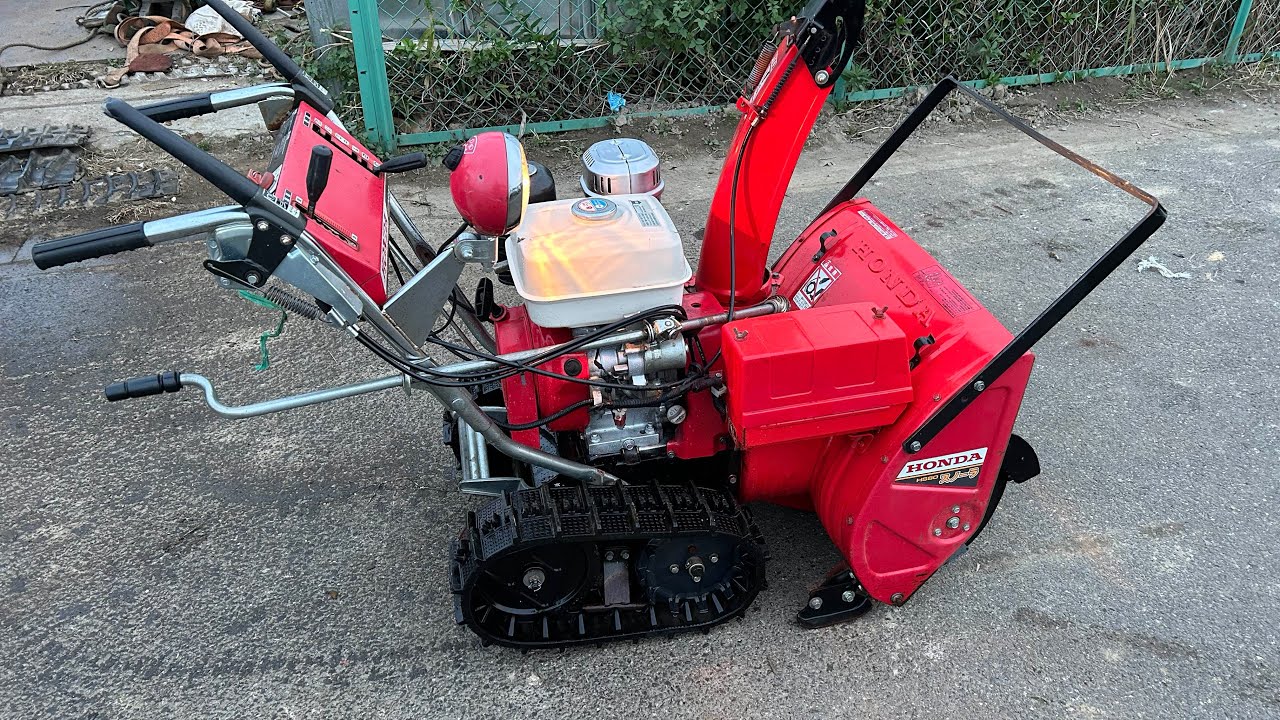 除雪機 ホンダHS80JS セル付 8馬力 動作品 バッテリー新品 整備品 クローラー左側新品 右側新品接近 - YouTube