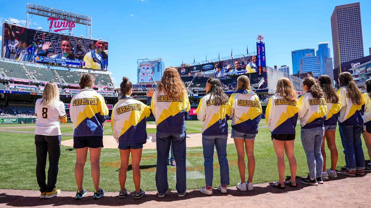 Women's Cross Country team at Minnesota Twins game / Donna Ricks ...