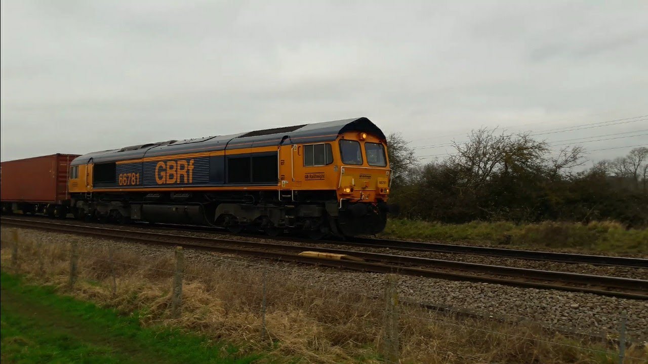 Class 66 66781 passing Uffington level crossing. Makes me jump! 25.1. ...