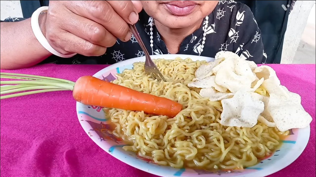 Eating Maggie noodles - YouTube