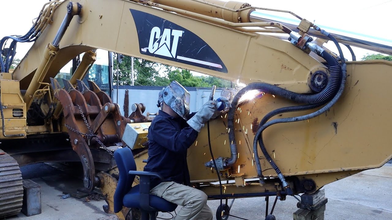 EXCAVATOR THUMB INSTALL ON CAT 321C PART 1 - YouTube