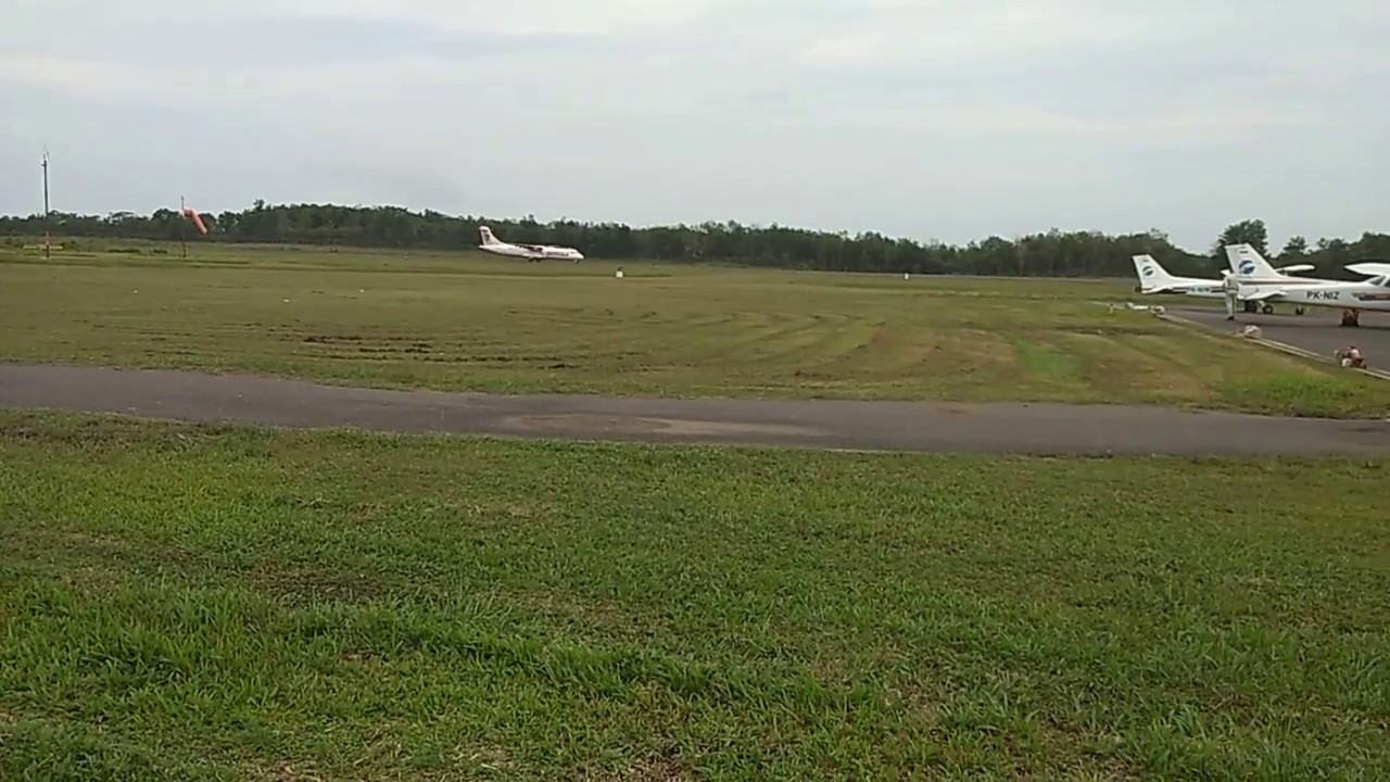 WINGS AIR TAKE OFF - BANDARA JAPURA, RENGAT - YouTube