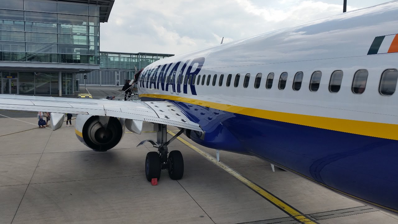 Ryanair Boeing 737-800 takeoff at Nuremberg Airport - YouTube