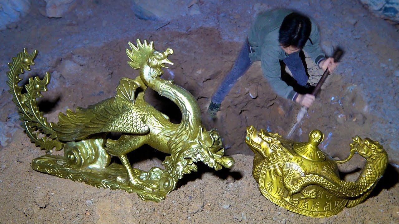 I broke into the mysterious cave and found the treasure of the golden ...