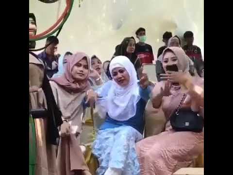 Viral...cewek hijab joget di acara hajatan sampe garuk garuk