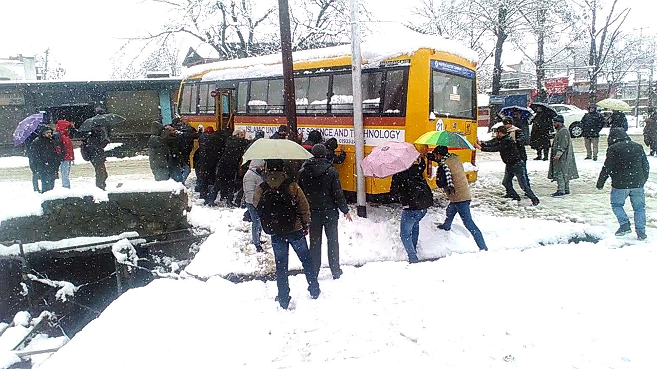 When Islamic university bus no.21 stuck in snow at awantipora - YouTube