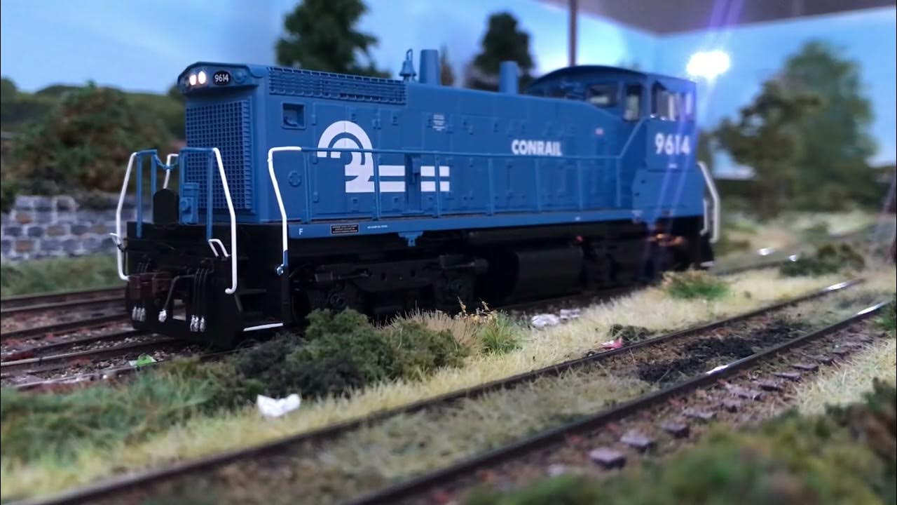 Athearn RTR SW1500 Conrail - YouTube