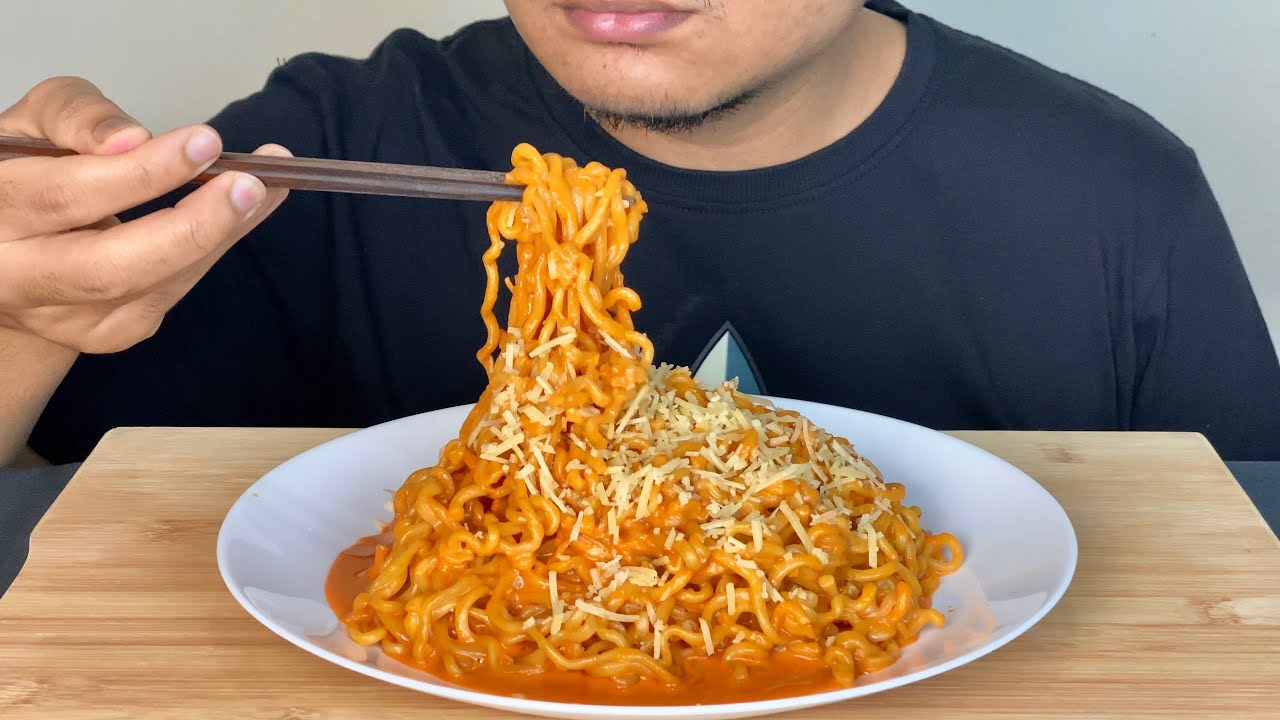 NEW Samyang Quatro Cheese Fire Noodle ! - YouTube