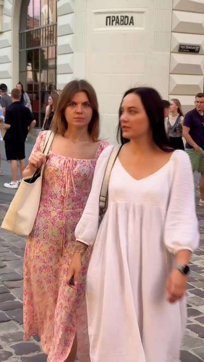 Дівчата біля Правди Львів центр площа Ринок львівплощаринок Youtube