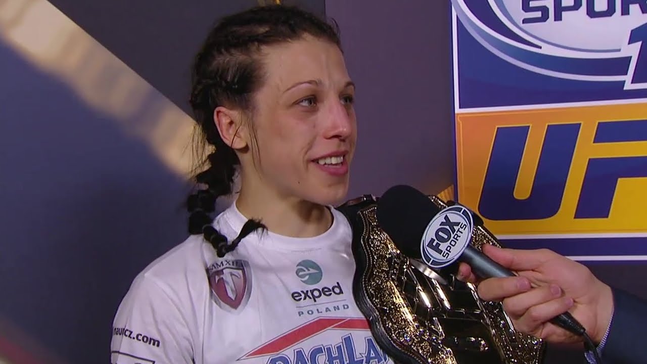 Joanna Jedrzejczyk wins UFC Women's Strawweight title - YouTube