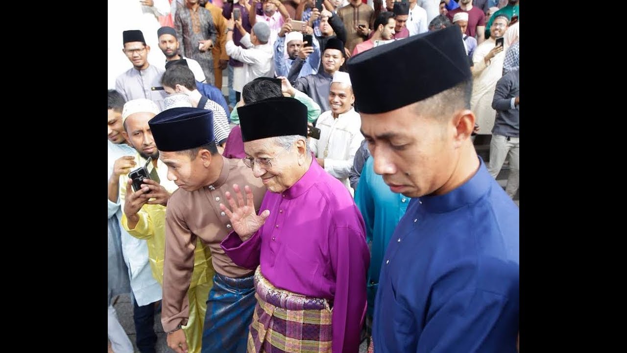 Dr Mahathir performs Aidilfitri prayer at National Mosque - YouTube