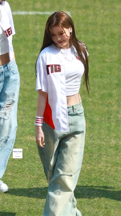 izna (이즈나) 정세비 #IZNA [4K 세로직캠] | 2025 KBO리그 KIA VS NC 경기 250323 - YouTube