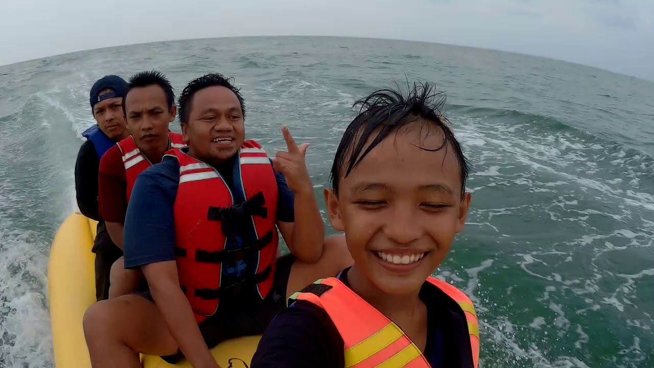 Ekspresi Pertama Kali Naik Pisang Mengambang Banana Boat Pantai ...