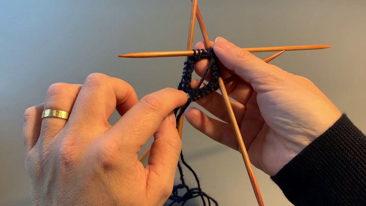 Lær at strikke: Sådan strikker du rundt på strømpepinde - YouTube