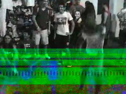 Travesti qui danse dans la rue