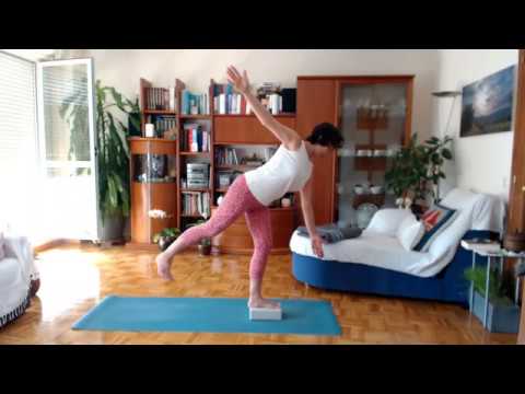 Yoga dinámico y equilibrio con base inestable. - YouTube