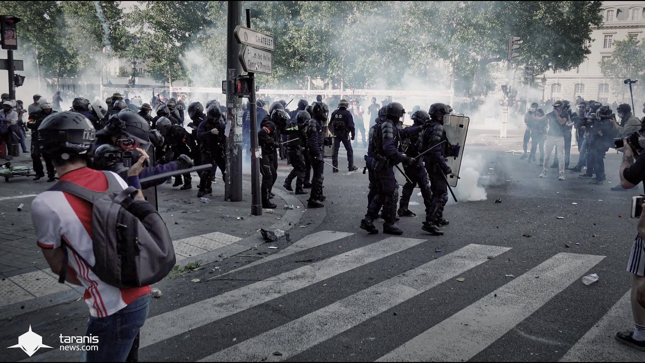UN CRS S'EN PREND À DES JOURNALISTES À COUPS DE MATRAQUE, PENDANT LA ...