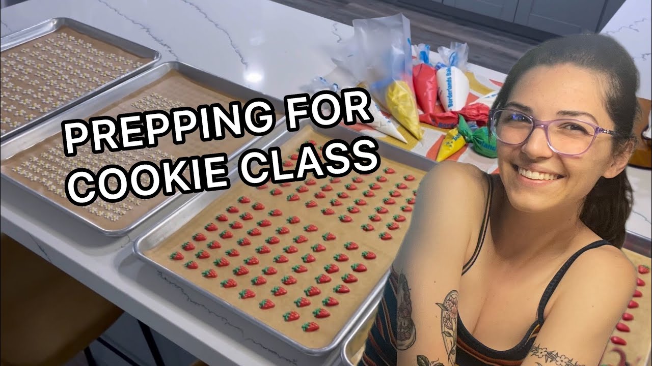 Making royal icing transfers for cookie classes - YouTube