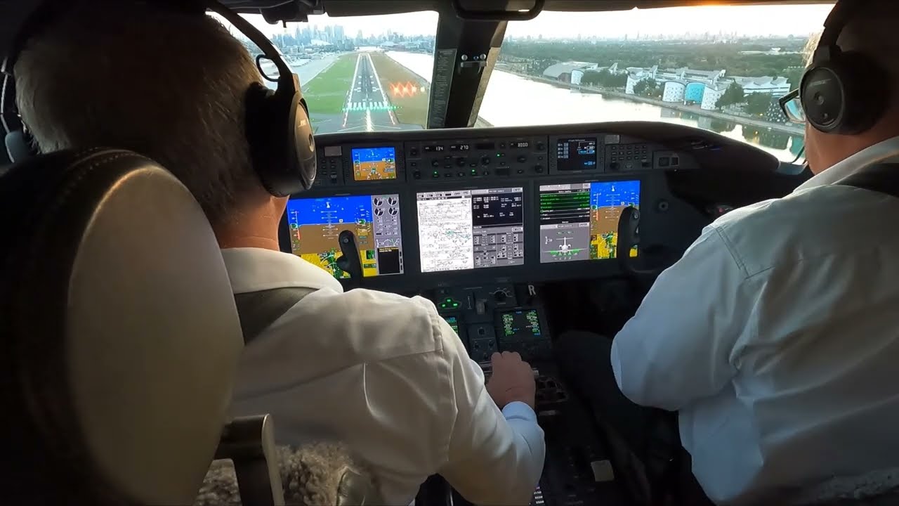 London City Steep Approach - YouTube