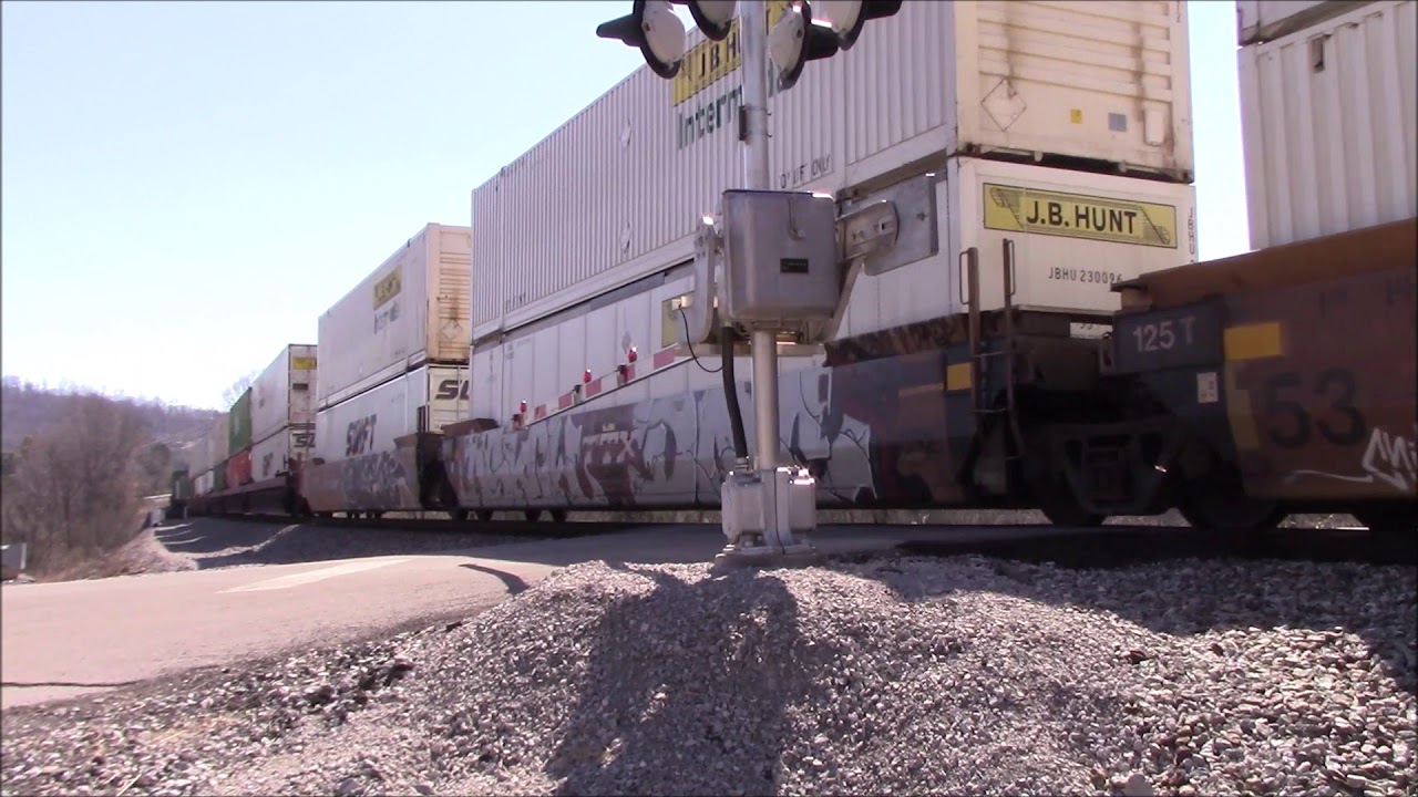 NS #9962 leads a NS intermodal at Somerset, KY with SD60I! - YouTube
