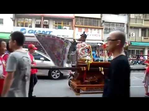 karnapal di taiwan cewek taiwan hanya pakek bh dan cd menari di atas mobil