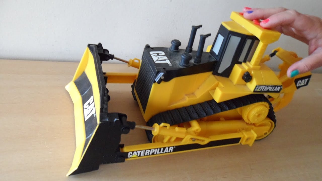 TAKING A LOOK AT A CATERPILLAR BULLDOZER TOY - THE BLOOPER VERSION ...