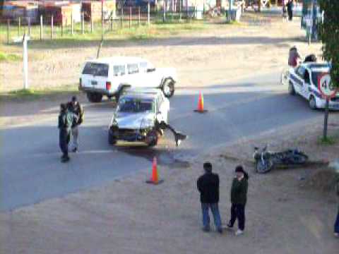 Accidente entre renault 12 y moto en Victor Hugo y Catamarca