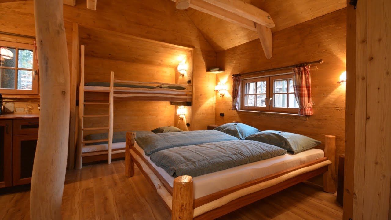 Baumhaus Außen- und Innenansicht für 2-4 Personen | Natur-Resort ...