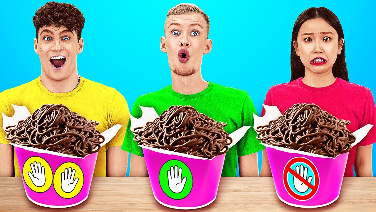 Manger Sans Les Mains VS à Une Main VS à Deux Mains || Le Défi ...