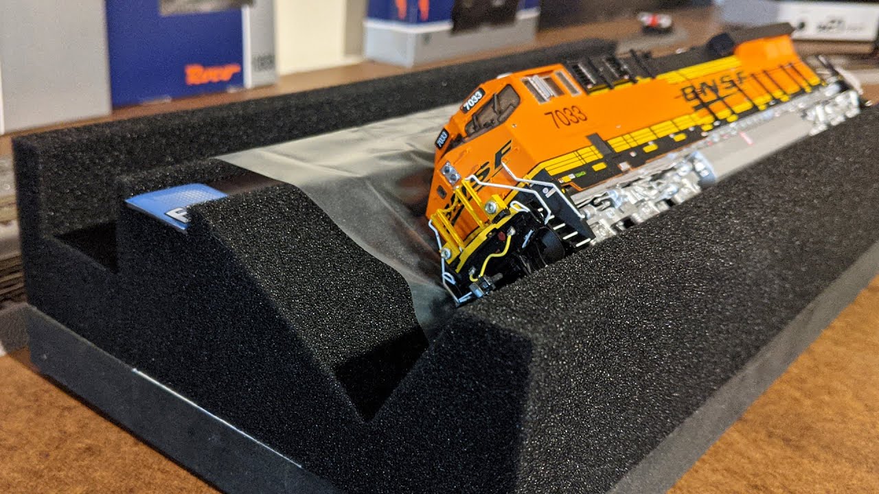 HO Scale MTH GE ES44AC Test Sound - YouTube