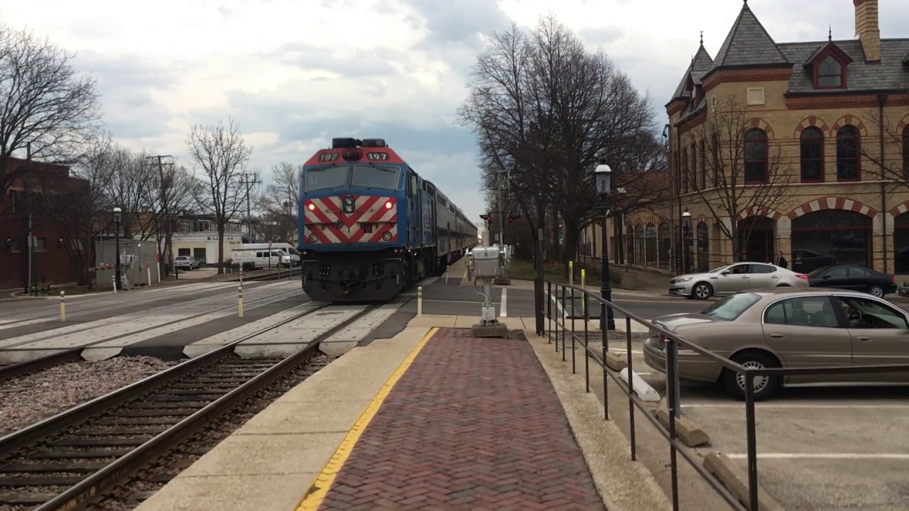 Inbound Metra 197 Express Meets Outbound Metra 213 Express at Riverside ...