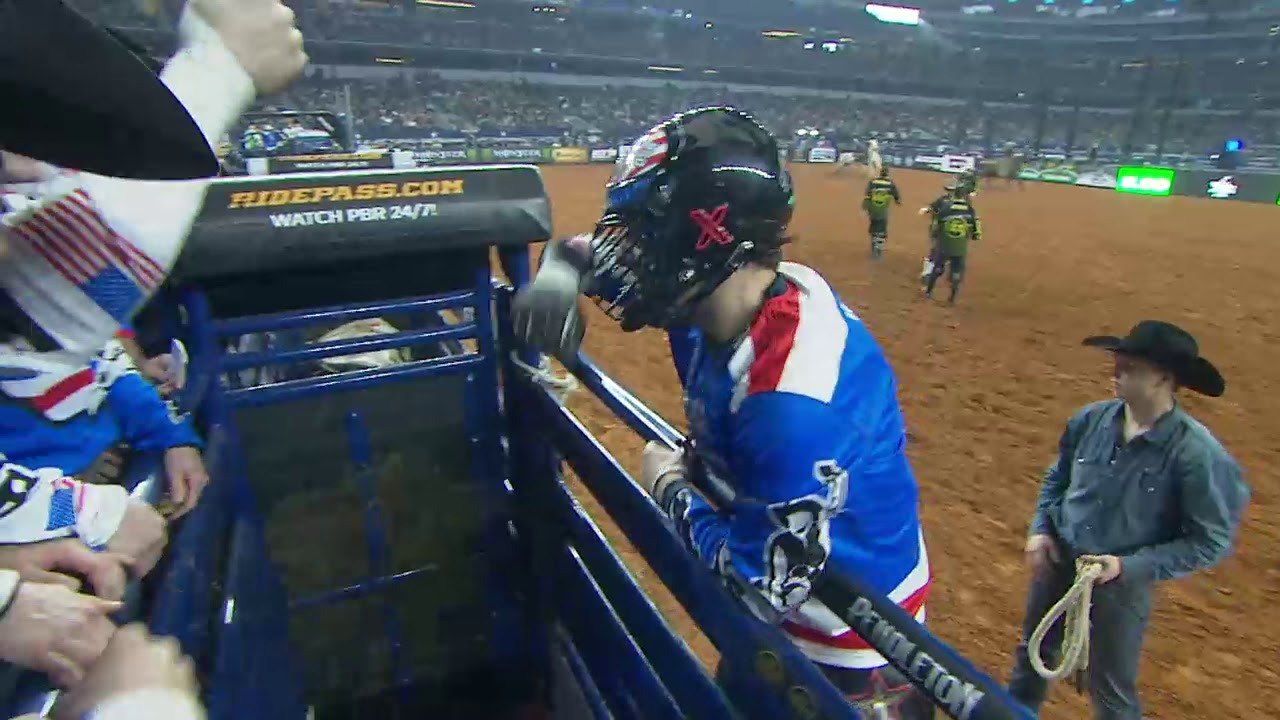Sage Kimzey with the Clutch Cover on Pure Gangster | 2019 PBR Global ...